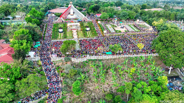 RANDOM SHOTS: Multitude of devotees at Divine Mercy Shrine - PROGRESS ...