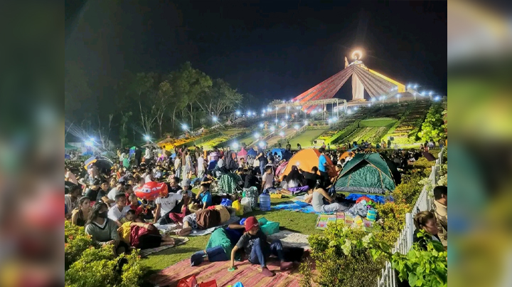 RANDOM SHOTS: Holy Week overnight vigil at Divine Mercy Shrine ...